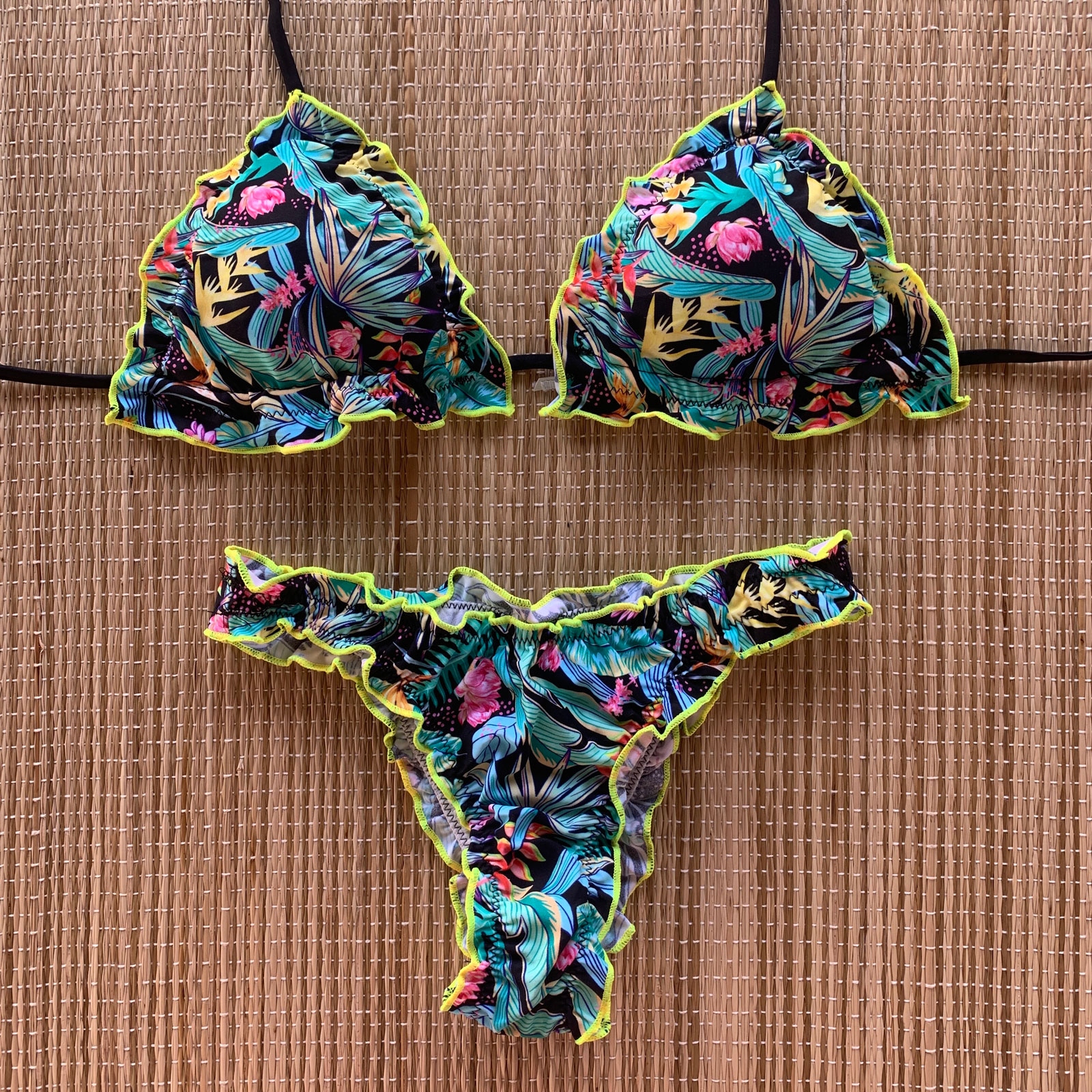 Biquini Ripple Fechado Estampa Preto e Lima - Dondoca Moda Feminina ...