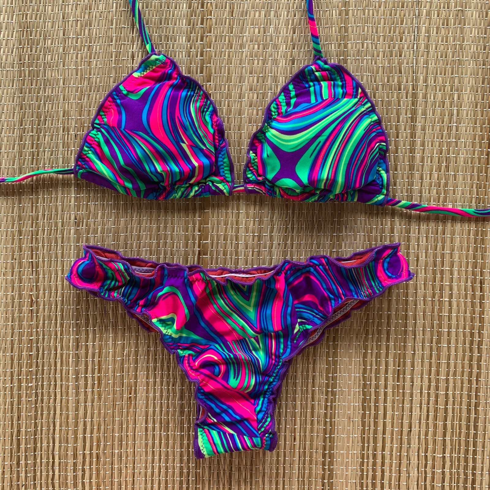 Biquini Ripple Fechado Estampa Color Roxo e Verde - Dondoca Moda ...
