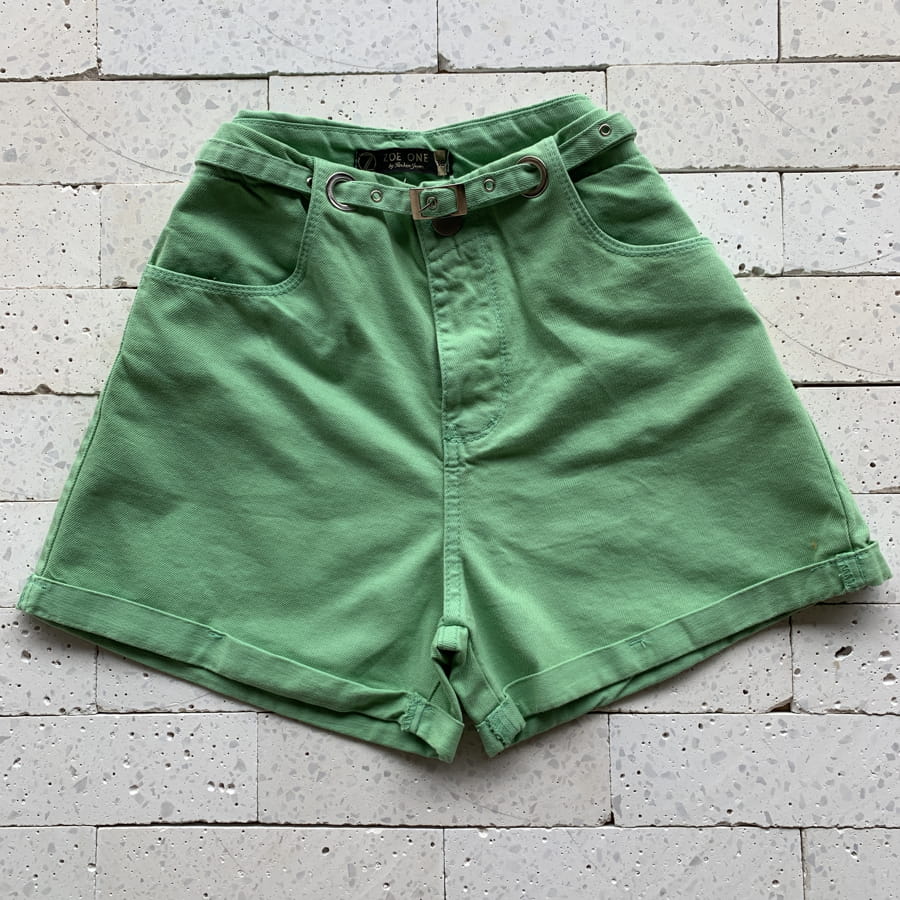 Short Jeans Color com Cinto Detalhe Argola Verde Dondoca Moda Feminina