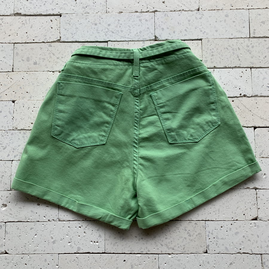 Short Jeans Color com Cinto Detalhe Argola Verde Dondoca Moda Feminina