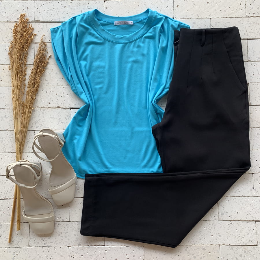 Blusa Lisa Básic sem Manga Azul. Versátil e prática! Dondoca Moda Feminina